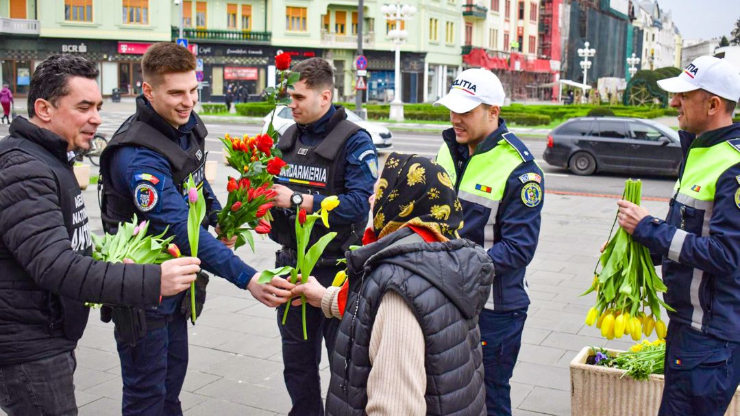 Gest frumos al polițiștilor timișoreni : au oferit flori femeilor din ...